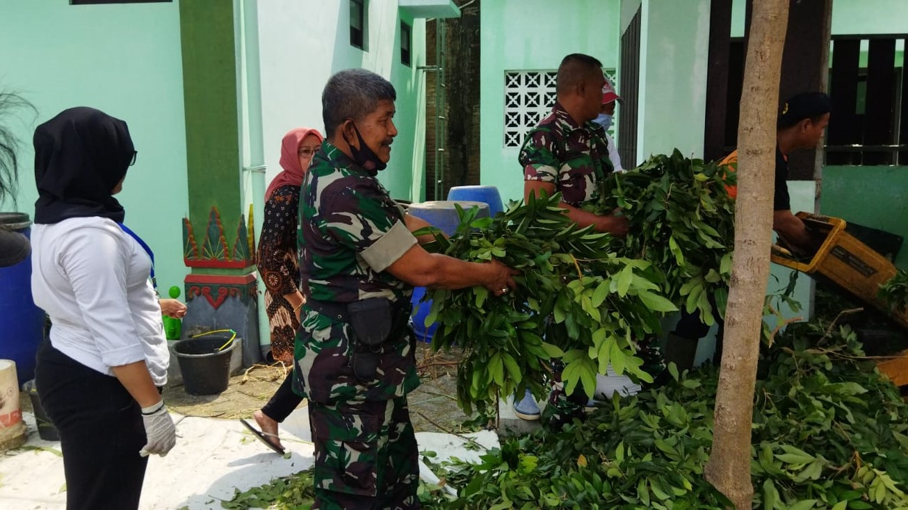 Danramil 07/UH Pendampingan Pembuatan Fermentasi Pakan Ternak ...